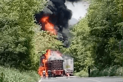 Choque e incendio de tres tráileres bloquea la Cardel-Nautla | e ...